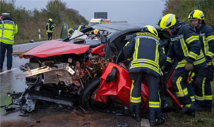 B35 bei Illingen: Zusammenstoß fordert ein Todesopfer