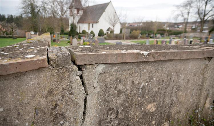 Marode Friedhofsmauer wird noch dieses Jahr abgebaut